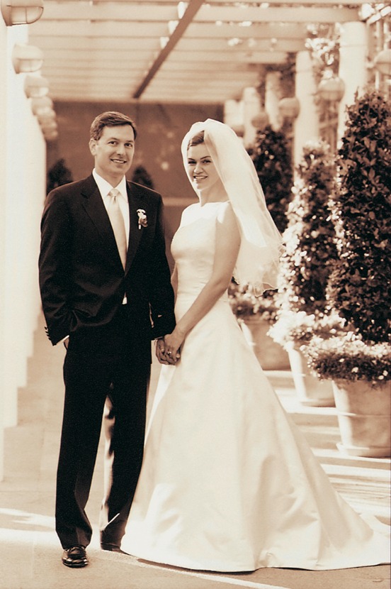 Couples Photos - Classic Bride + Groom Outdoor Portrait - Inside Weddings