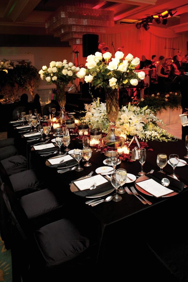 Black and Red Reception Décor