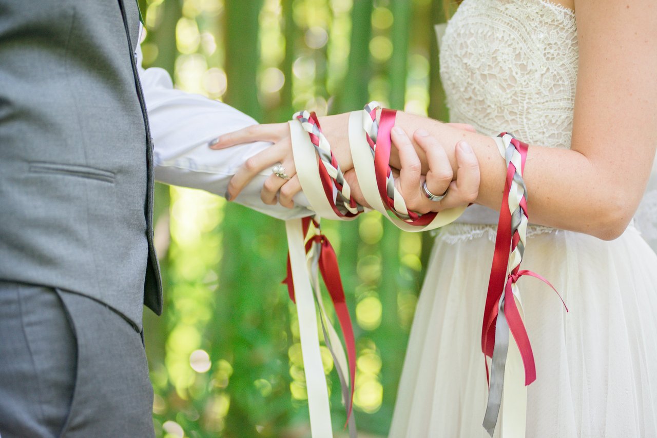 Wedding hand wrapping ceremony | Beachweddingtips.com
