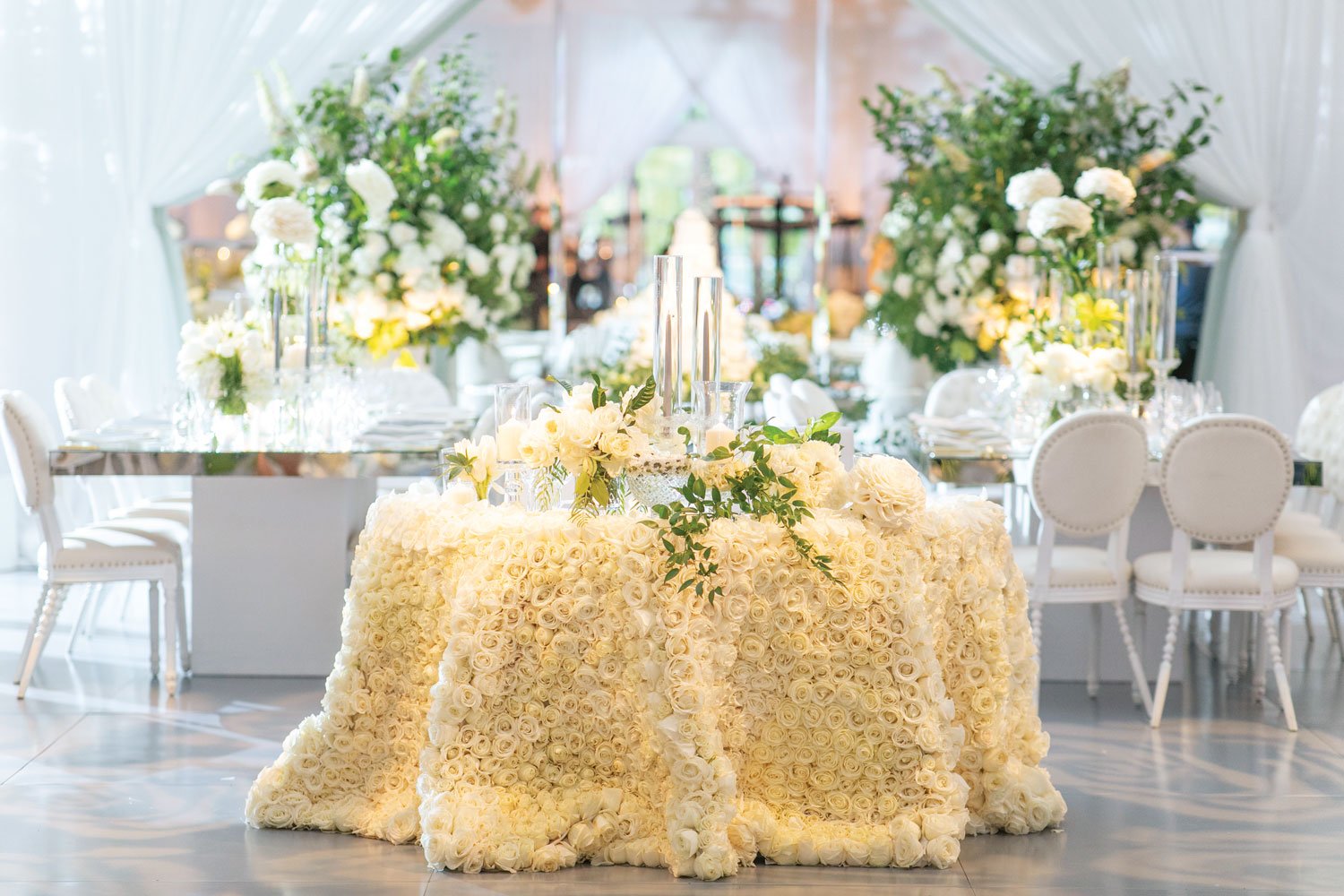 17 Tips on How to Decorate Your Wedding Bar