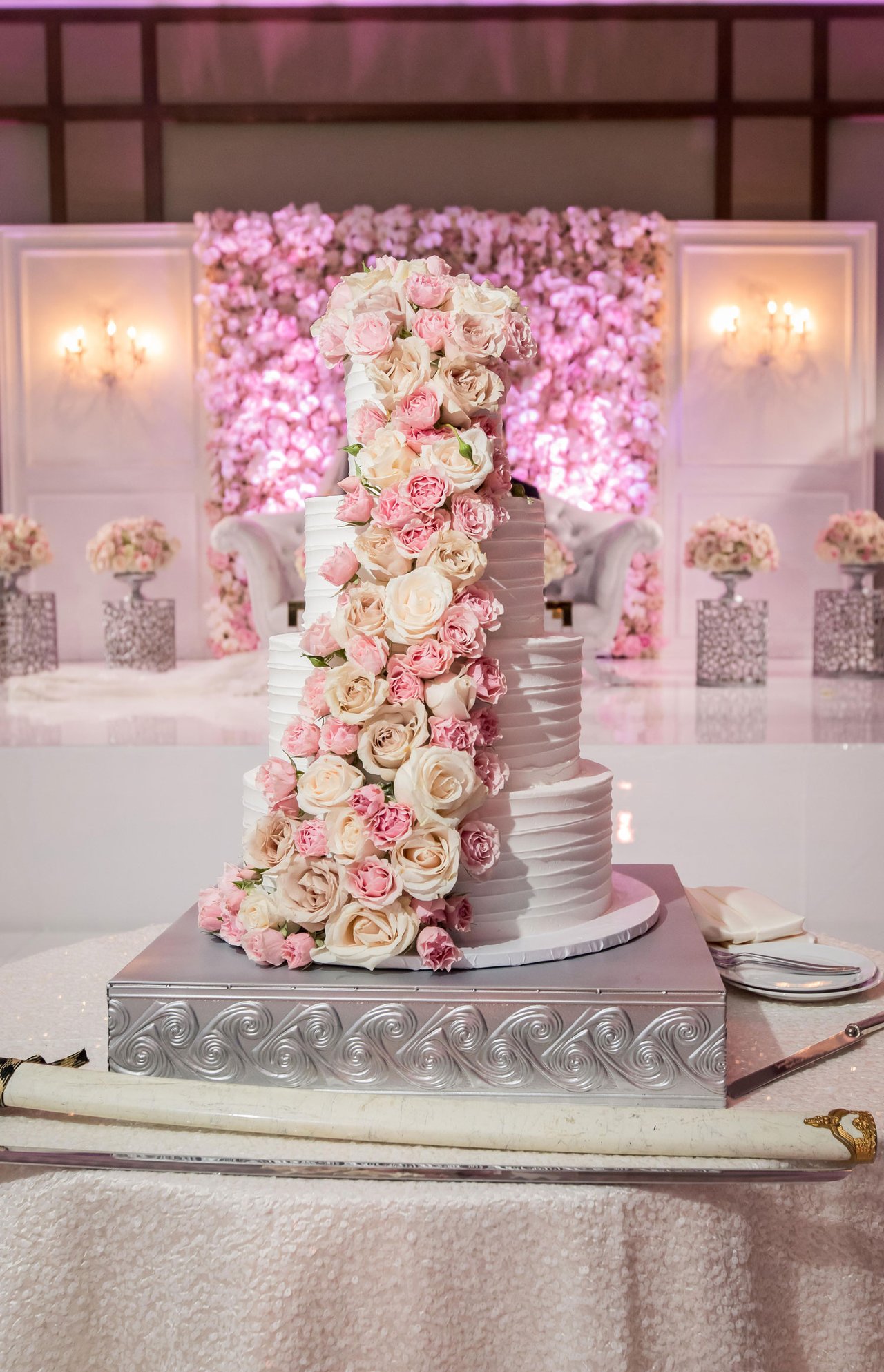 Cake with Blush & Ivory Fresh Roses