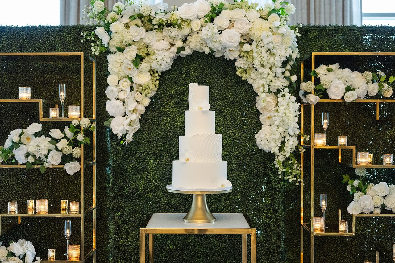 Modern Wedding Cake in Front of Hedge Wall