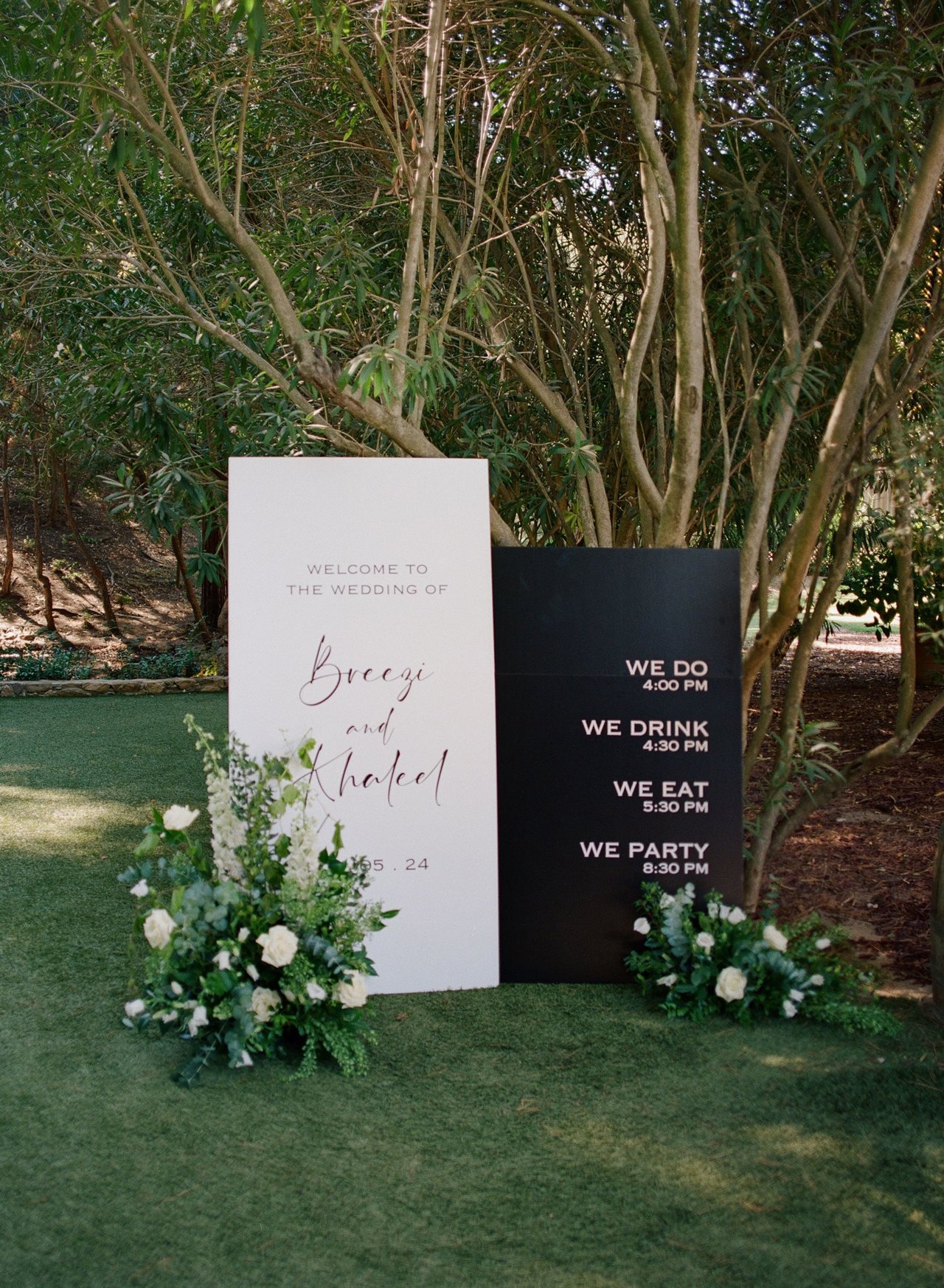 Black & White Modern Wedding Welcome Sign