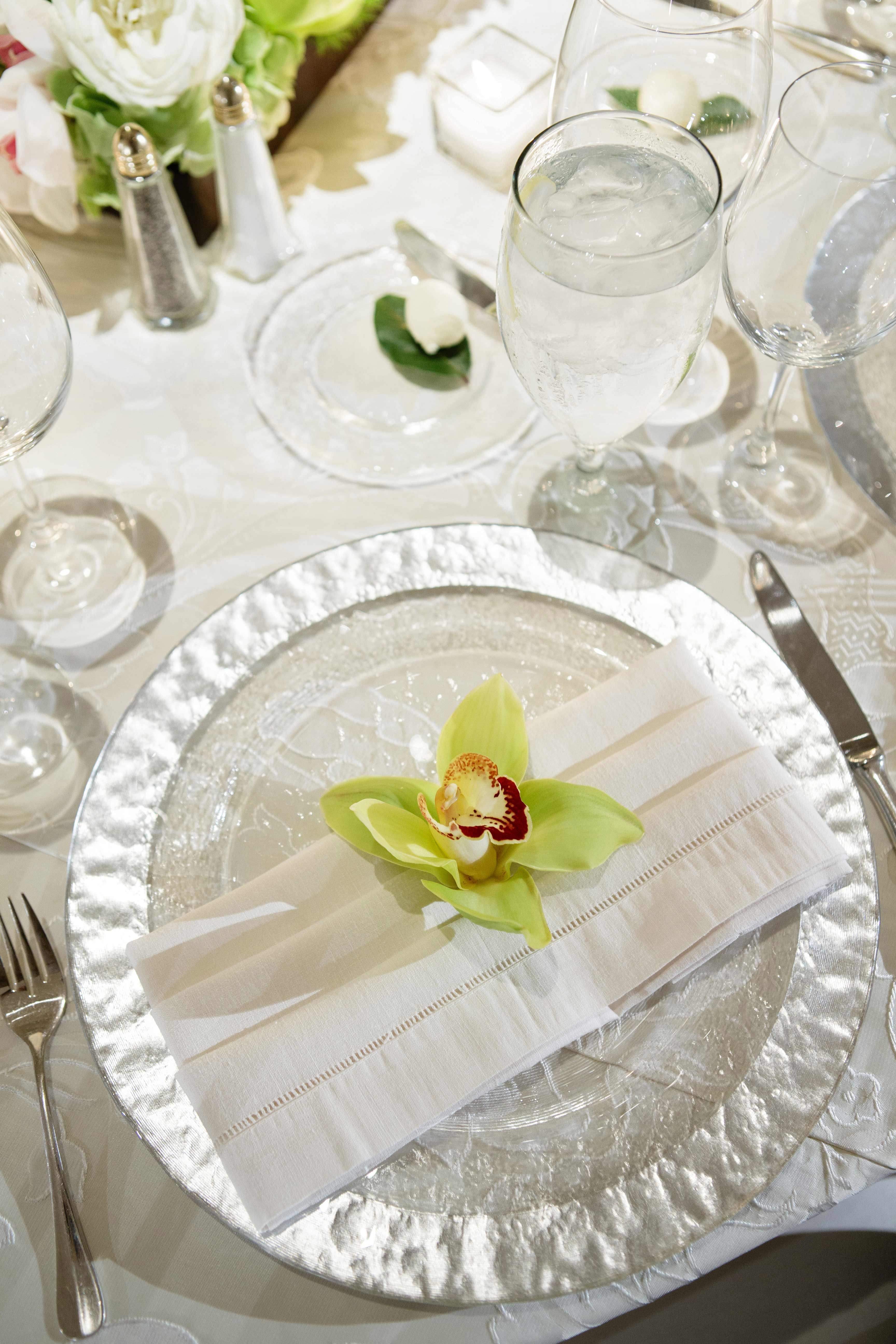 Reception Décor Photos - Floral Place Setting with Green Orchid ...