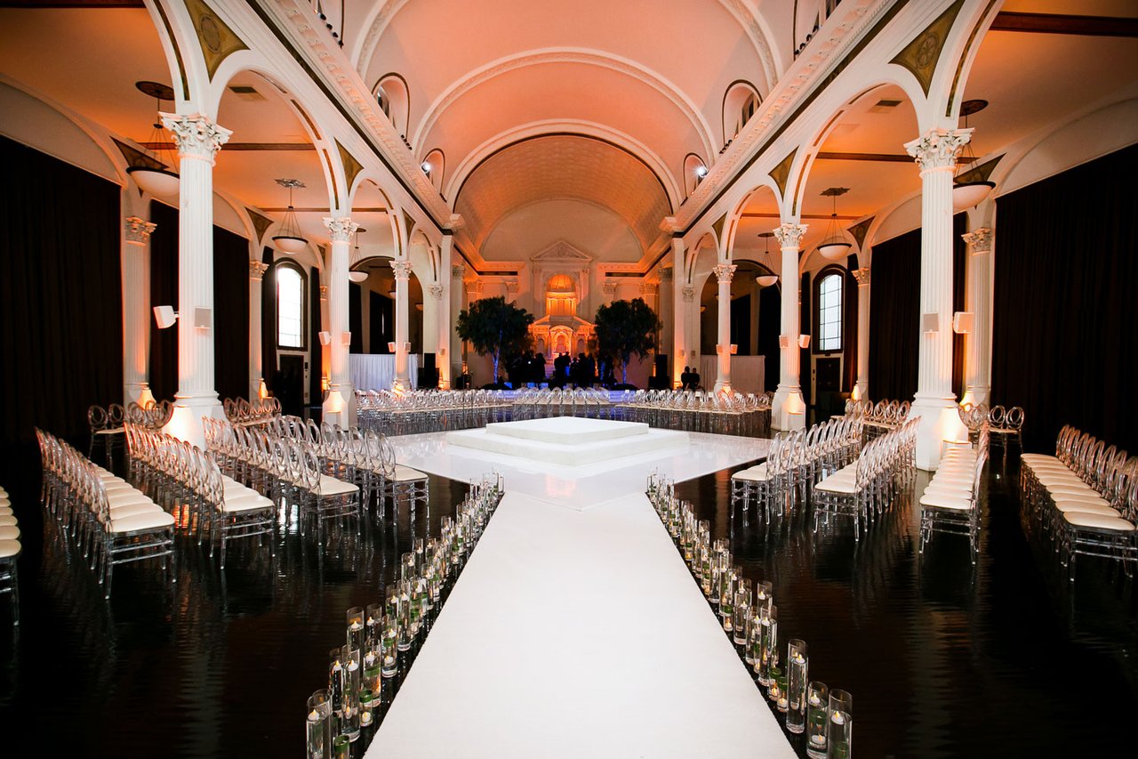 Modern In-the-Round Ceremony