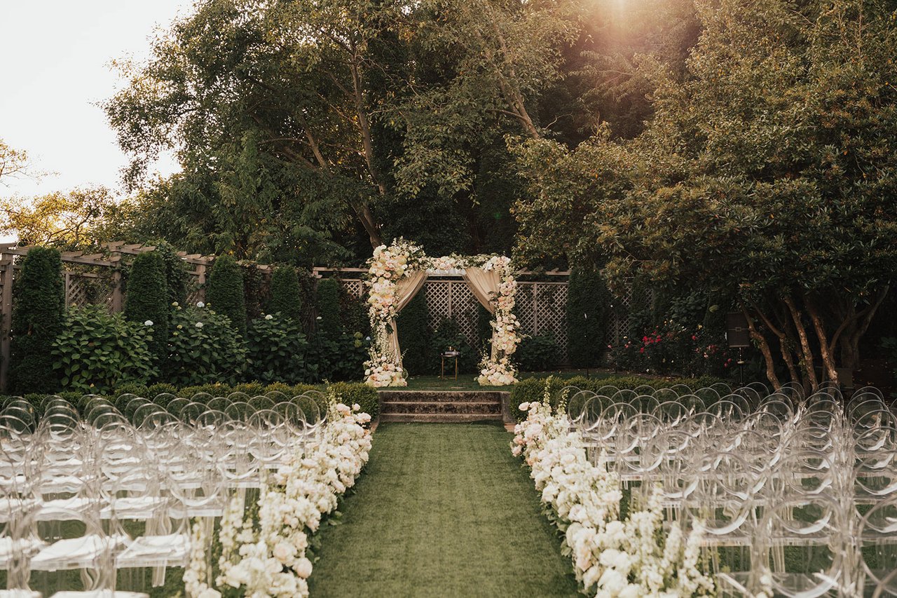Neutral Outdoor Wedding in Seattle