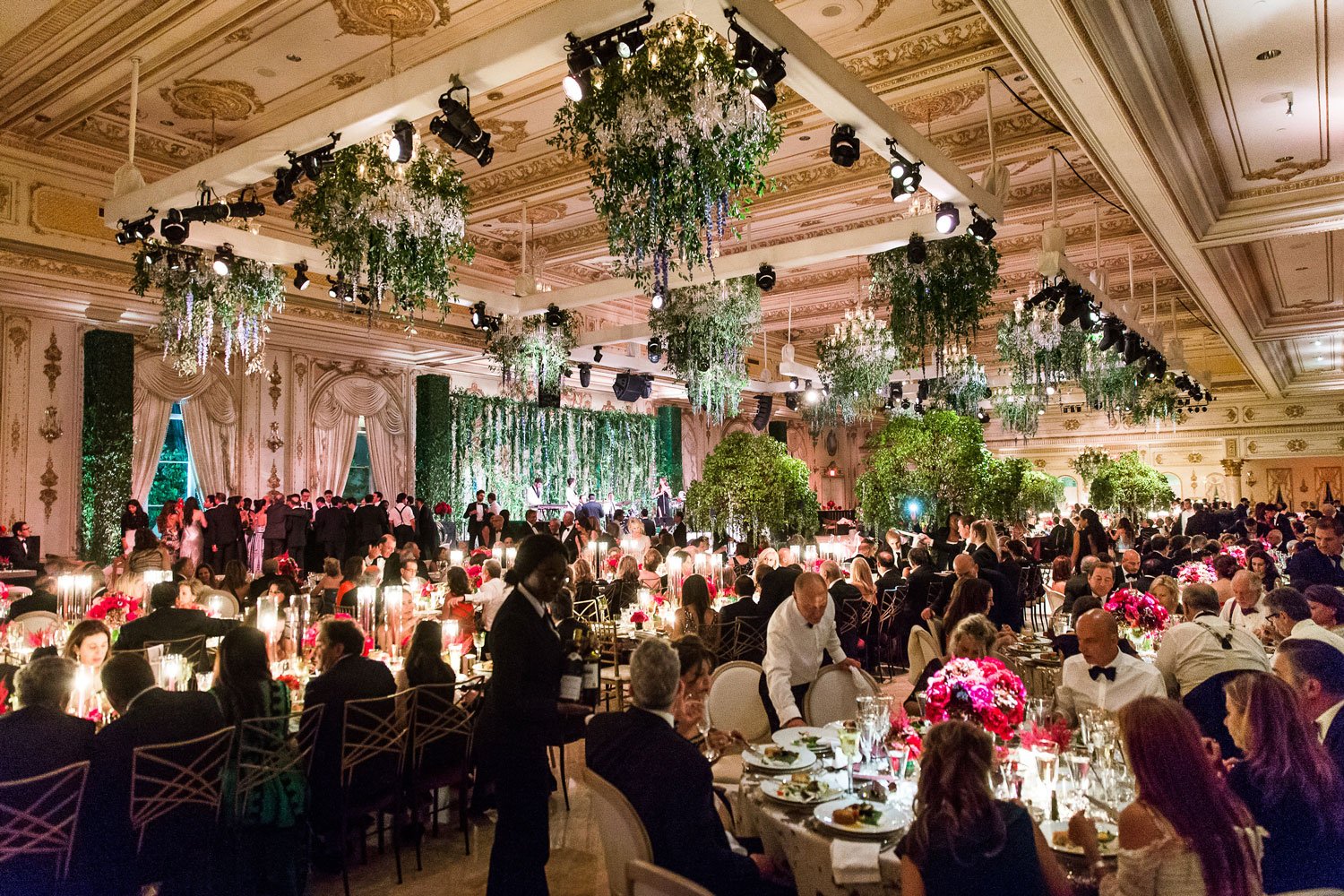 How to Make Sure Guests at Large Weddings Feel Special