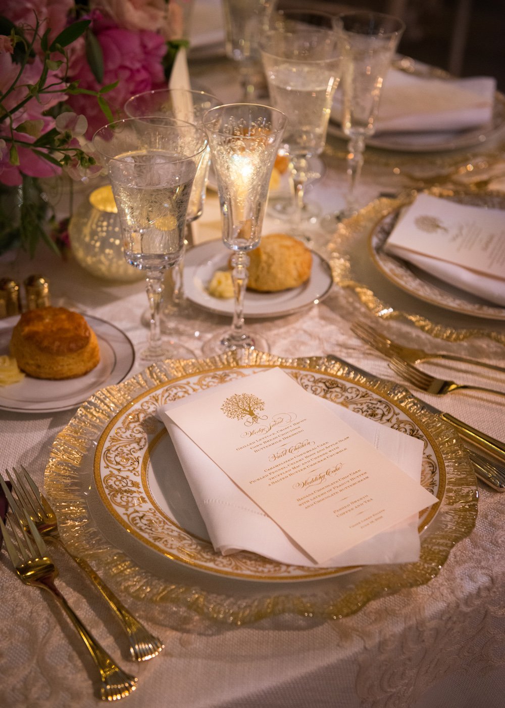 Gold Charger with Elegant Gold China