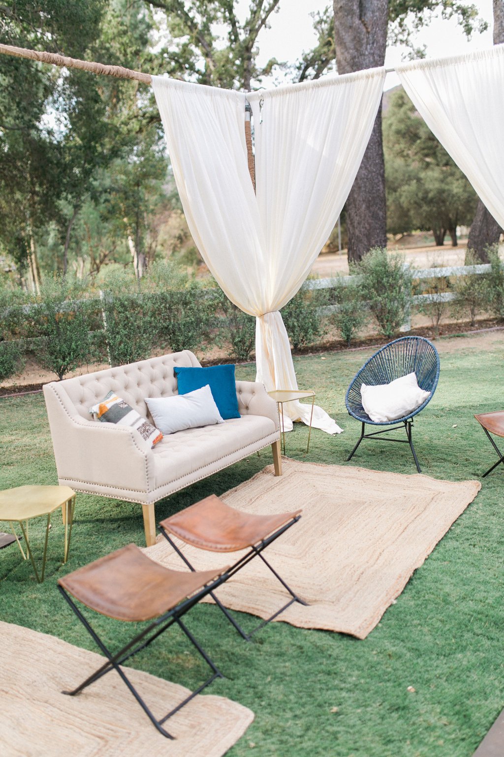 Shabby-Chic Outdoor Lounge Area