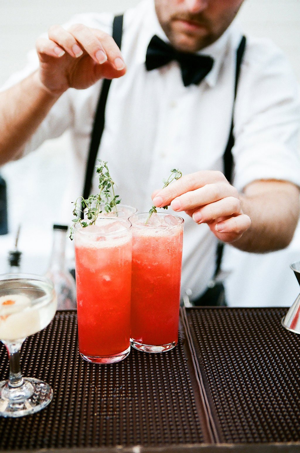 What You Need to Know About a Pre-Wedding Cocktail Hour