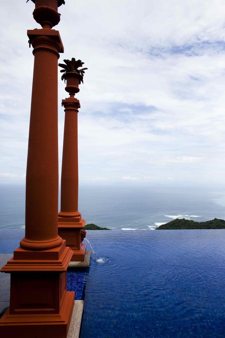 Luxurious Infinity Pool