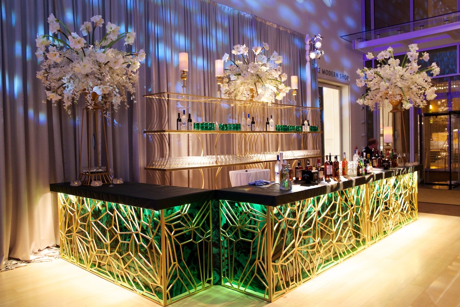 17 Tips on How to Decorate Your Wedding Bar
