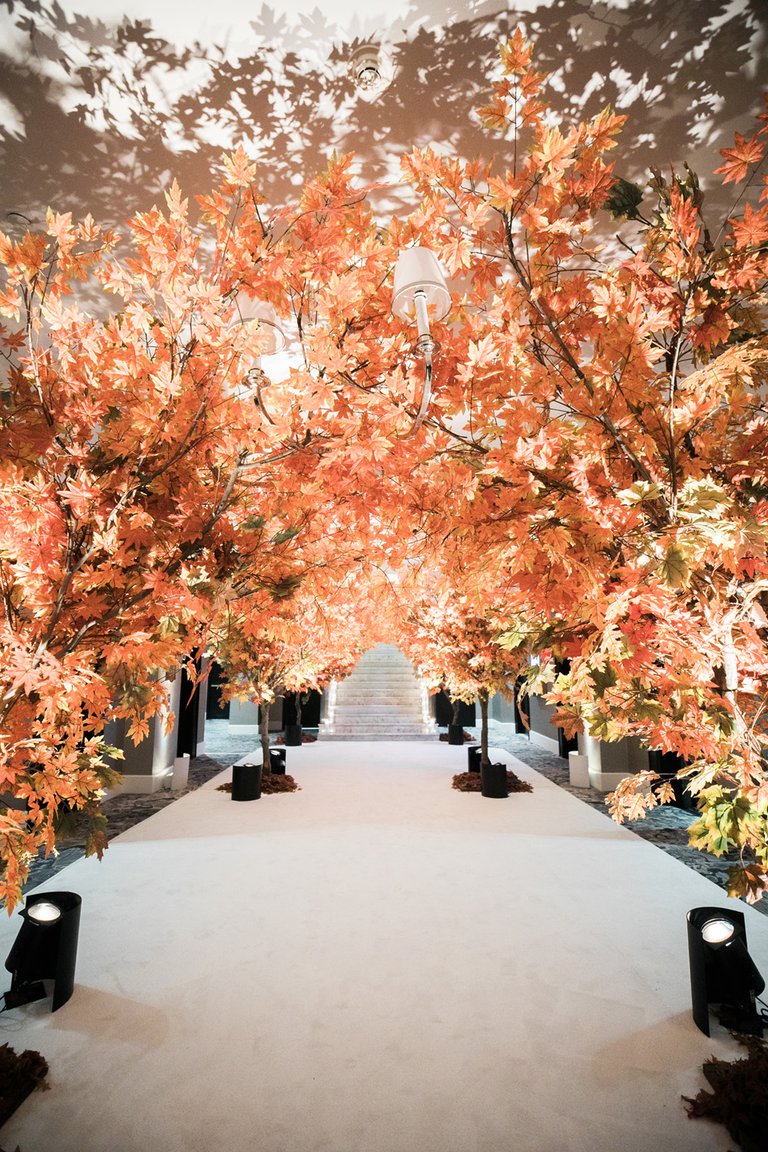 7 Ways to Incorporate Fall Leaves in Your Wedding