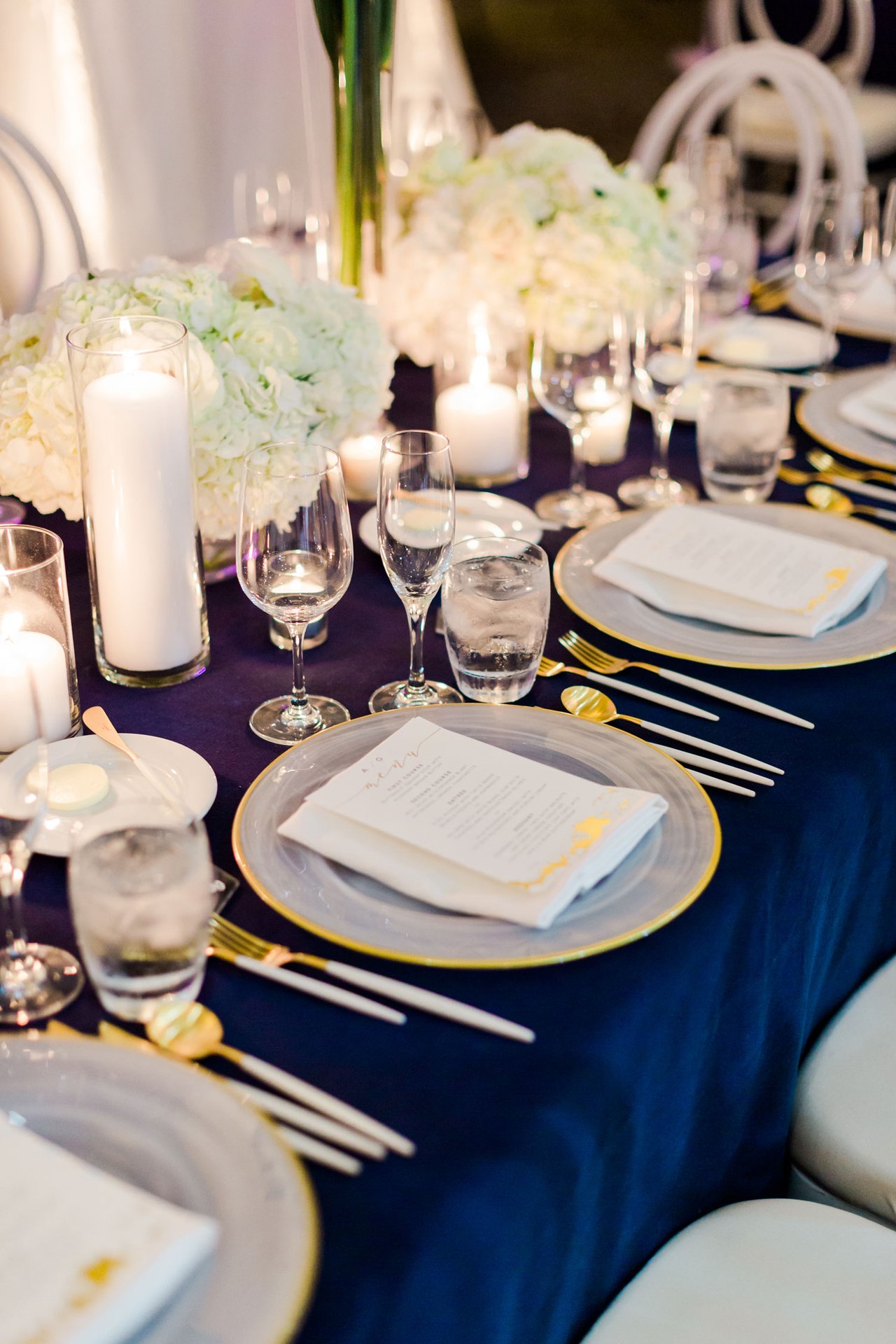 Navy Linen & White Table Décor