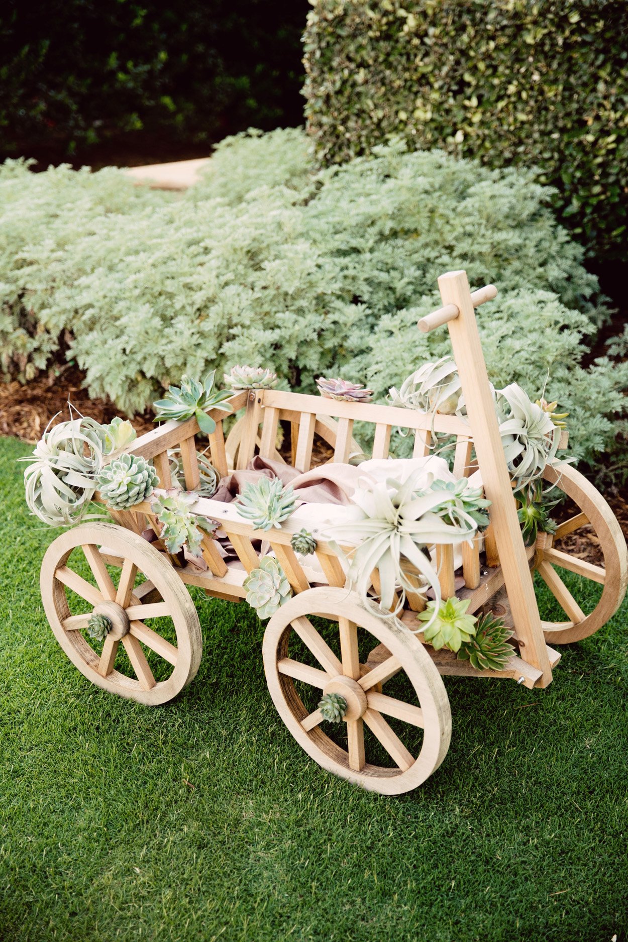 Wooden wagon wedding 60 photos - Vianawedding.com